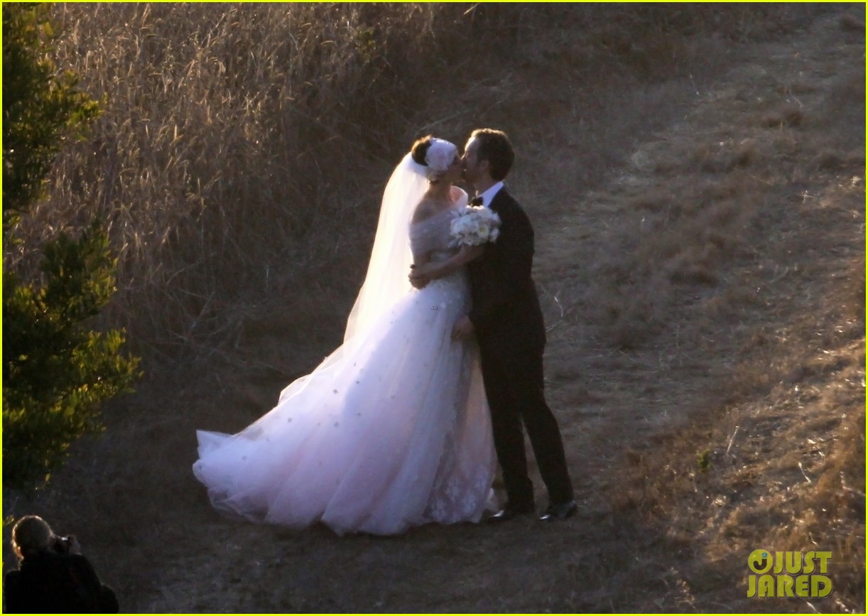Anne Hathaway Wedding Pictures Revealed!: Photo 2730527 | Adam Shulman ...