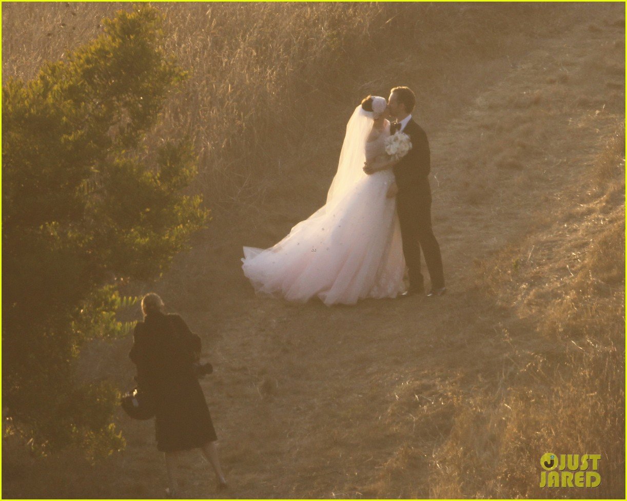 Anne Hathaway Wedding Pictures Revealed!: Photo 2730532 | Adam Shulman ...