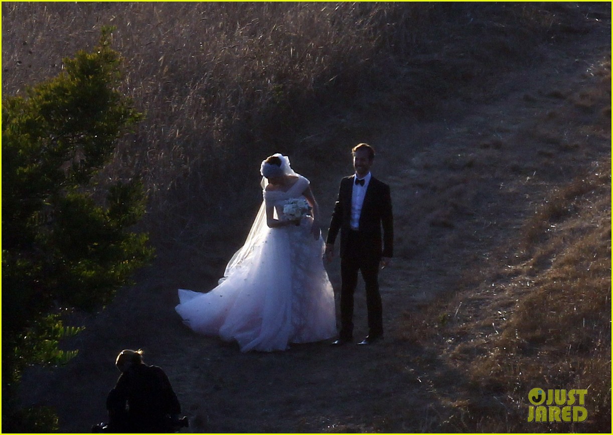 Anne Hathaway Wedding Pictures Revealed!: Photo 2730537 | Adam Shulman ...