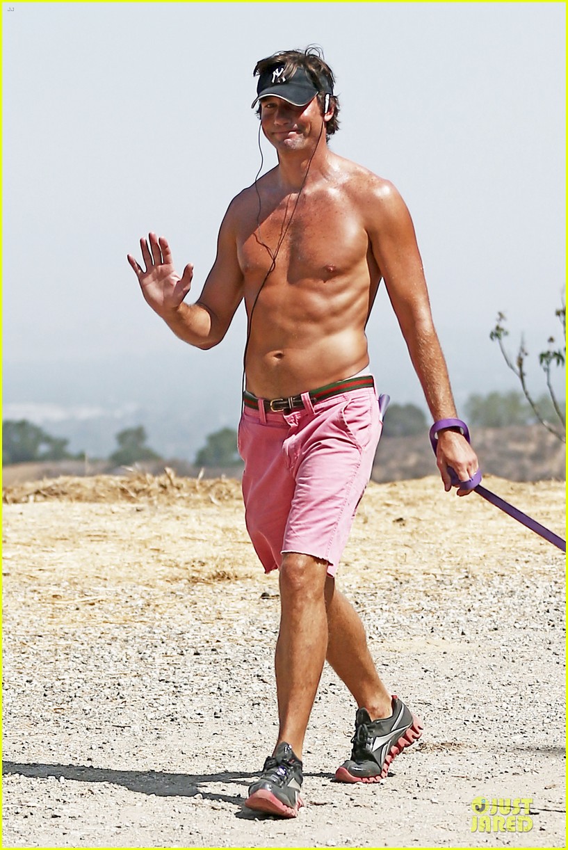 Jerry O'Connell: Shirtless Workout With Pet Pooch Bim!: Photo 2719185 ...
