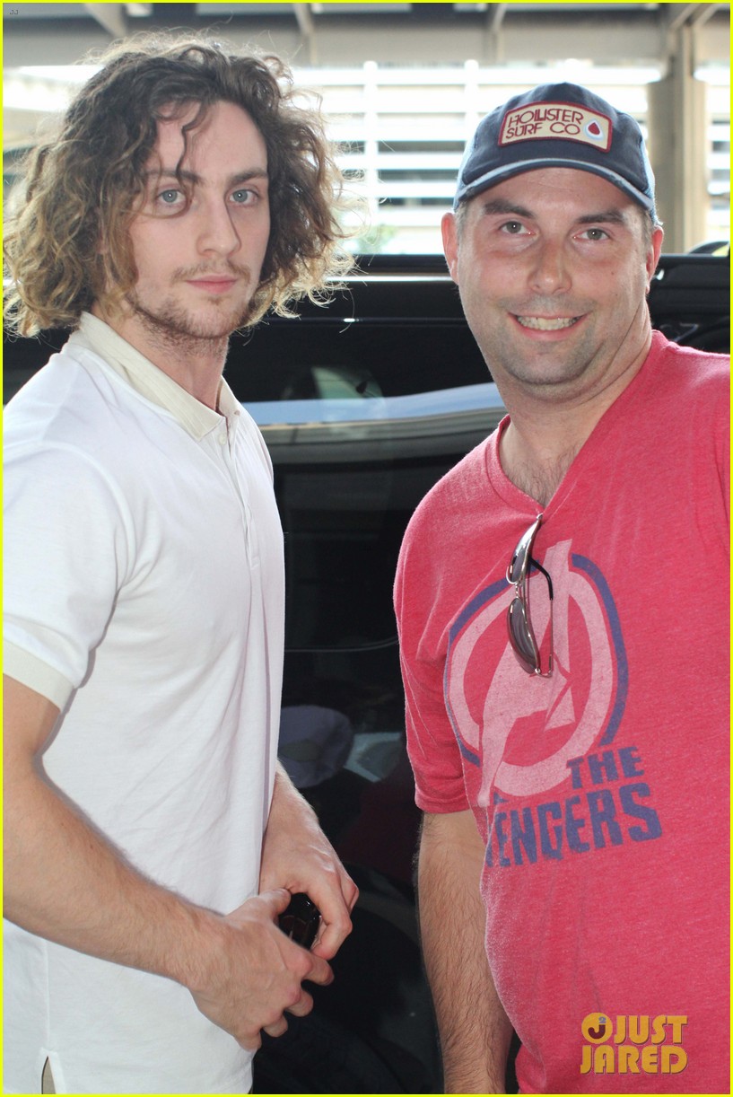 Aaron Taylor-Johnson: Airport with Sam, Wylda, & Romy!: Photo 2714895 ...