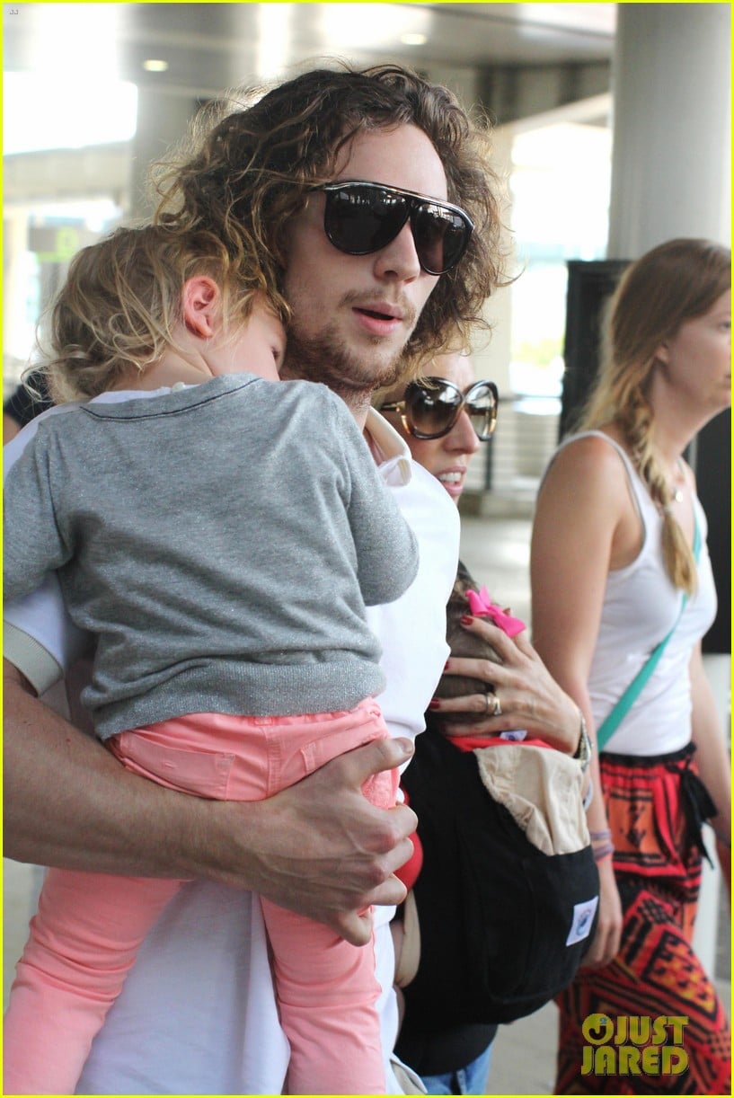 Aaron Taylor-Johnson: Airport with Sam, Wylda, & Romy!: Photo 2714900 ...