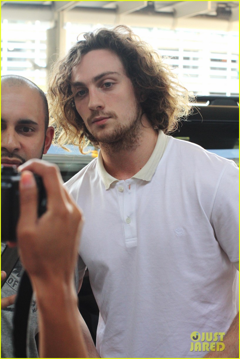 Aaron Taylor-Johnson: Airport with Sam, Wylda, & Romy!: Photo 2714901 ...