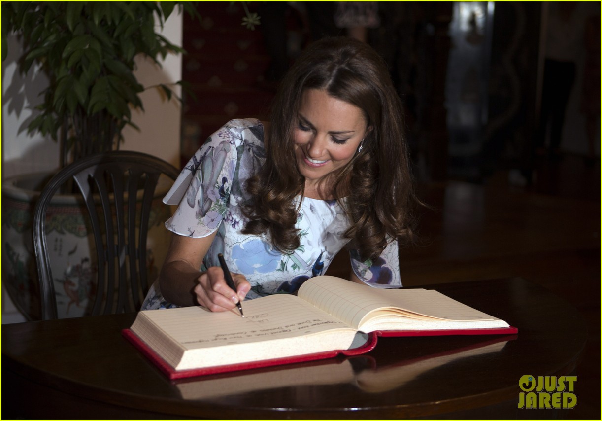 Duchess Kate Toasts the Queen with Glass of Water: Photo 2720264 | Kate ...