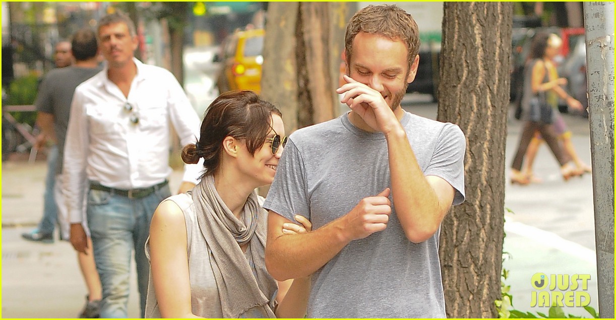 Rooney Mara & Charles McDowell: Big Apple Giggle Fit!: Photo 2717927 ...