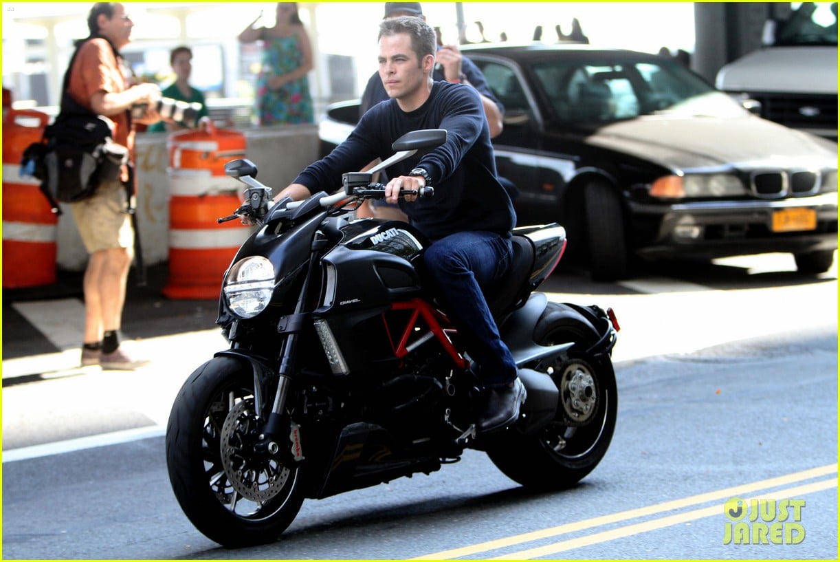 Chris Pine: 'Jack Ryan' Motorcycle Man!: Photo 2712932 | Chris Pine ...