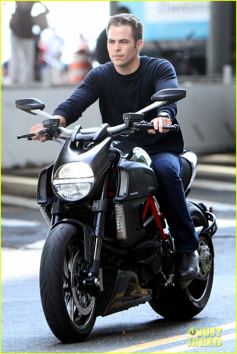 Chris Pine: 'Jack Ryan' Motorcycle Man!: Photo 2712951 | Chris Pine ...