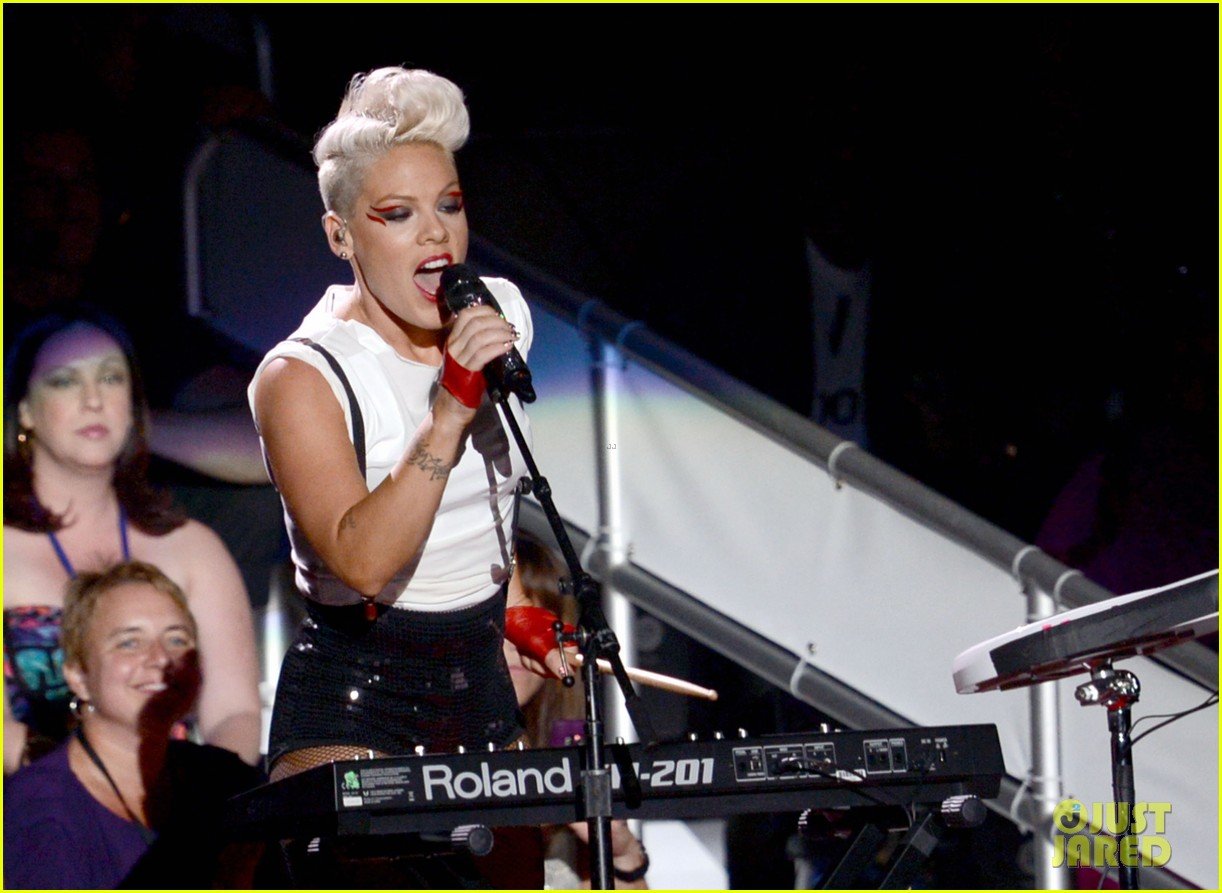 Pink's MTV VMAs Performance 2012 - Watch Now!: Photo 2715666 | Pink ...