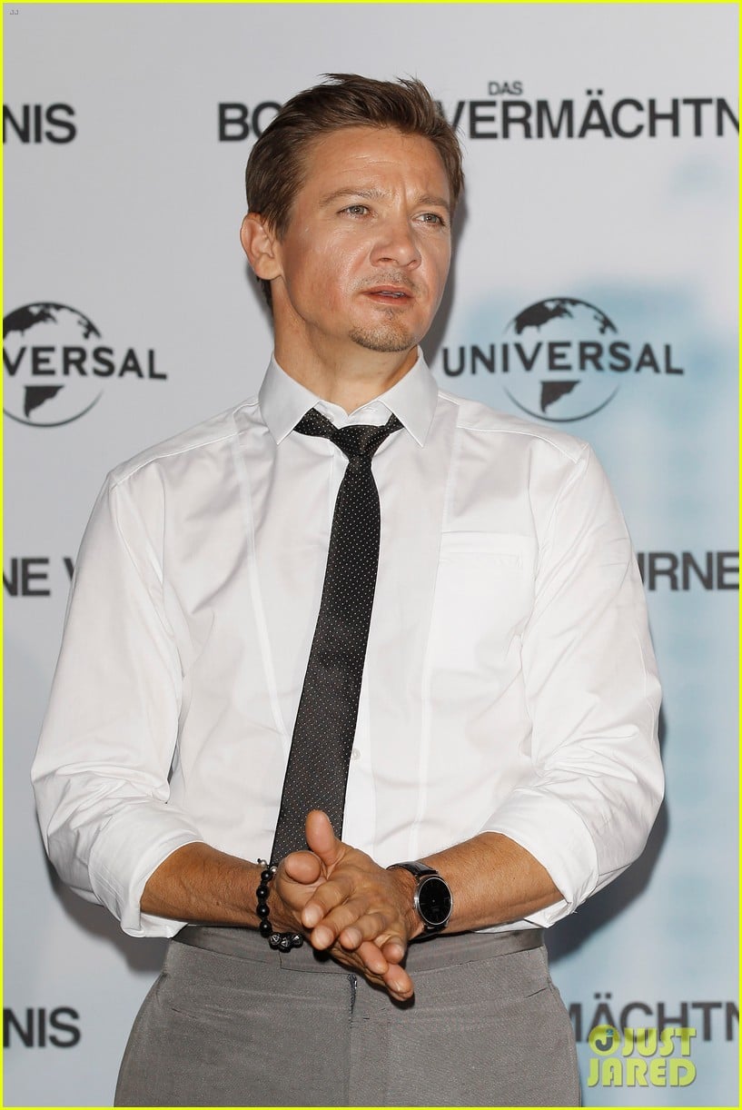 Jeremy Renner: 'Bourne Legacy' Berlin Photo Call: Photo 2713341 ...