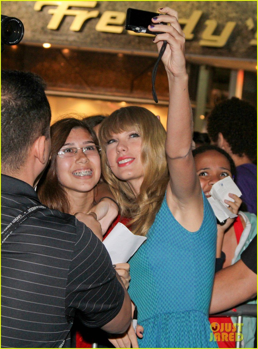 Taylor Swift Loves Her Fans!: Photo 2722223 | Taylor Swift Photos ...