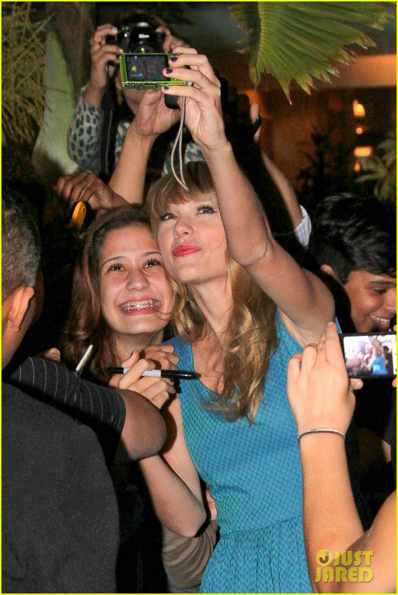 Taylor Swift Loves Her Fans!: Photo 2722225 | Taylor Swift Photos ...