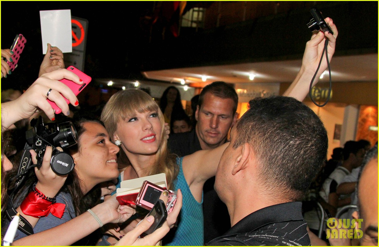 Taylor Swift Loves Her Fans!: Photo 2722230 | Taylor Swift Photos ...