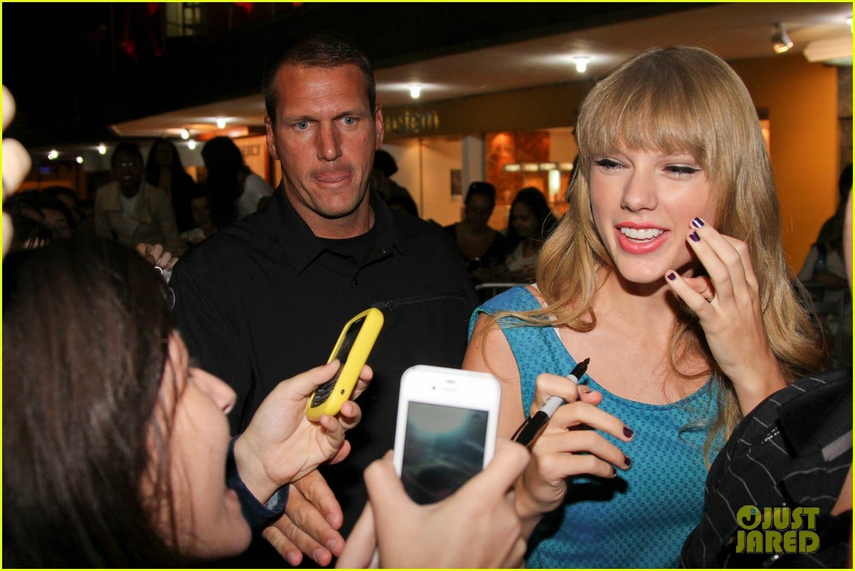 Taylor Swift Loves Her Fans!: Photo 2722233 | Taylor Swift Photos ...
