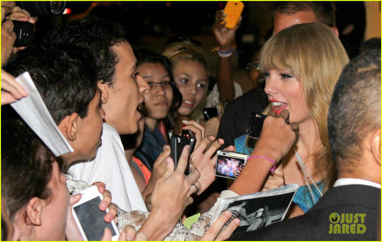 Taylor Swift Loves Her Fans!: Photo 2722234 | Taylor Swift Photos ...