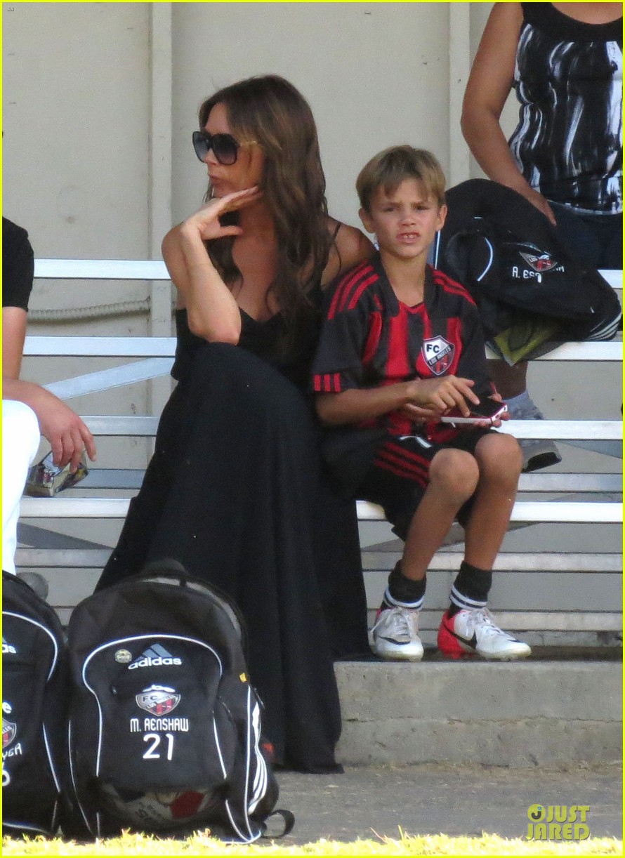 Victoria Beckham: Spectator at Son's Soccer Game!: Photo 2730827 ...