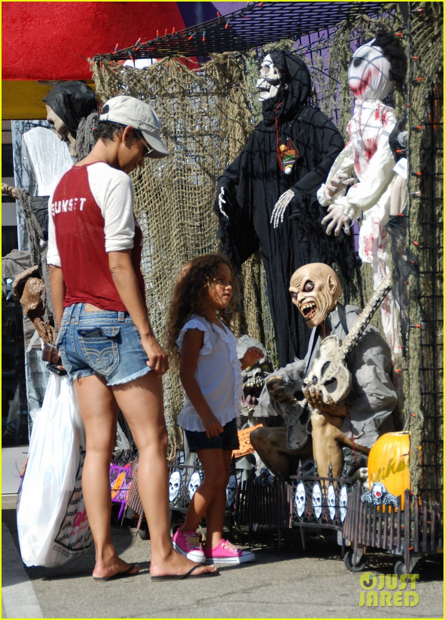 Photo: halle berry halloween costume shopping with nahla 19 | Photo ...