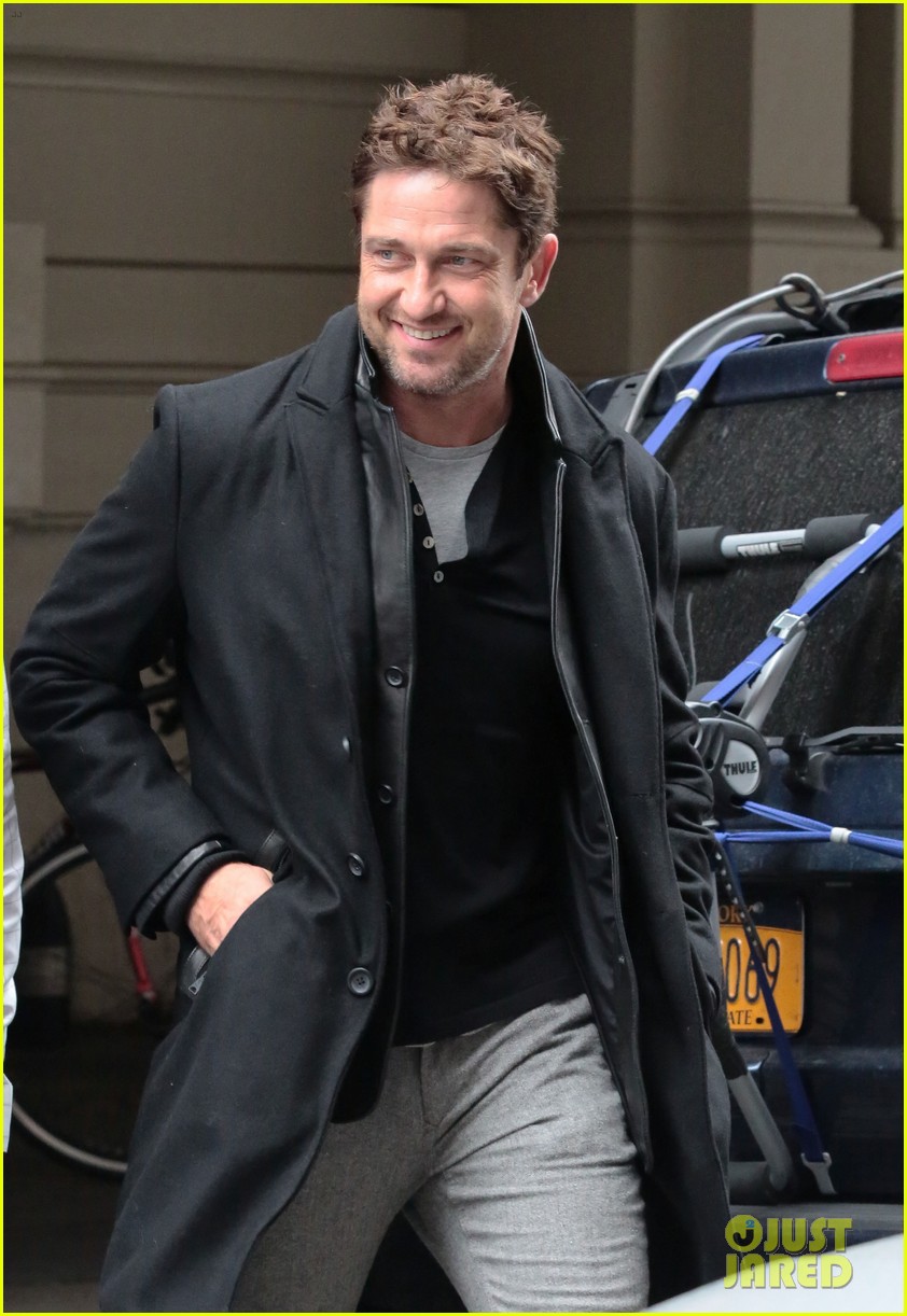 Gerard Butler's Good Looks Praised by Jon Stewart: Photo 2744233 ...