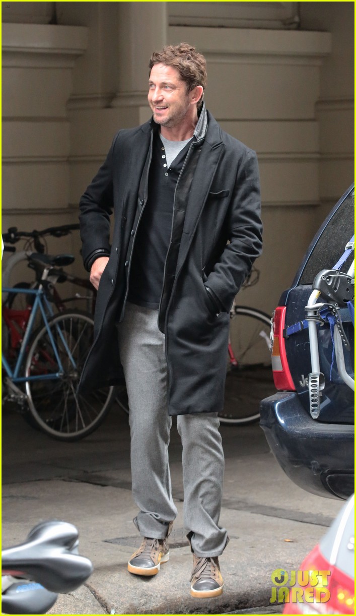 Gerard Butler's Good Looks Praised by Jon Stewart: Photo 2744234 ...