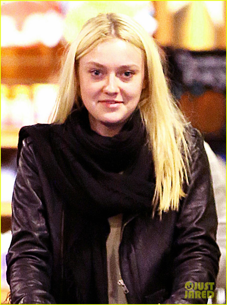 Dakota Fanning: Whole Foods Grocery Shopper!: Photo 2732319 | Dakota ...