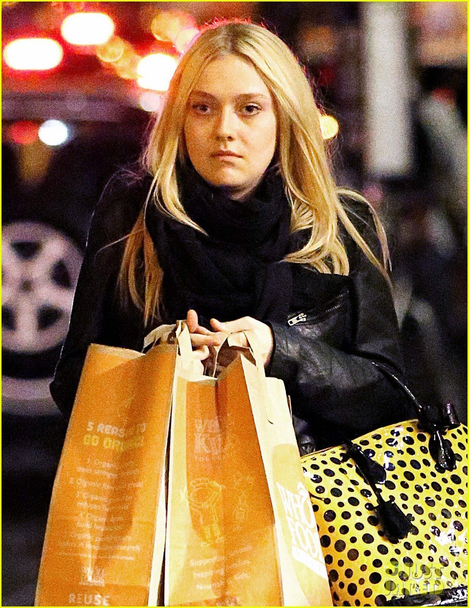 Dakota Fanning: Whole Foods Grocery Shopper!: Photo 2732322 | Dakota ...