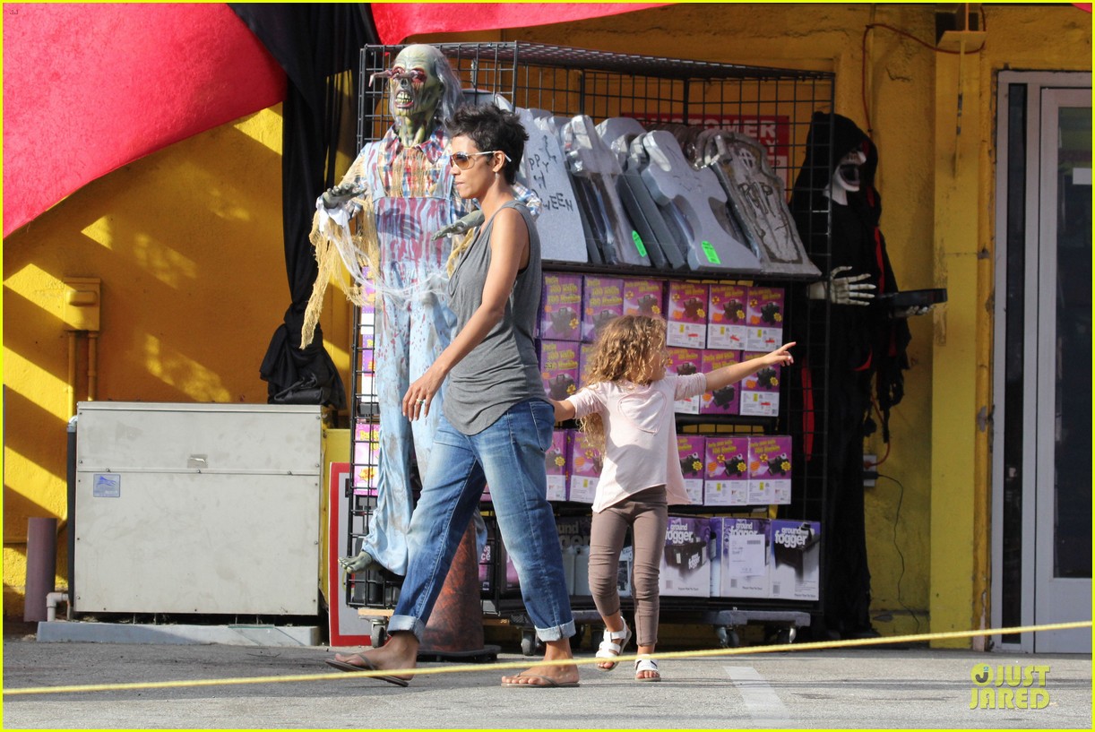 Halle Berry: Halloween Decorations Shopping with Nahla!: Photo 2733926 ...