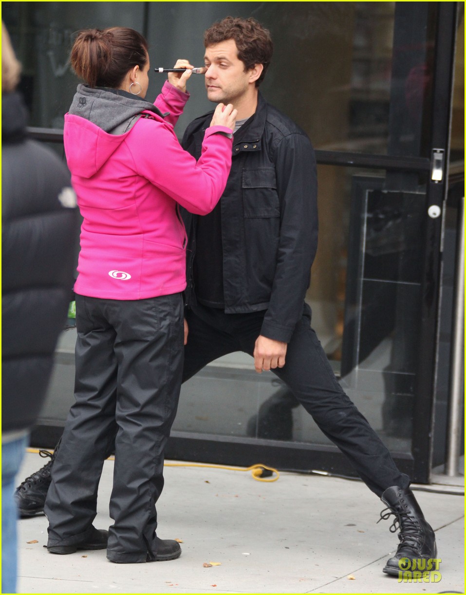 Joshua Jackson Stretches on 'Fringe' Set!: Photo 2739063 | Joshua ...