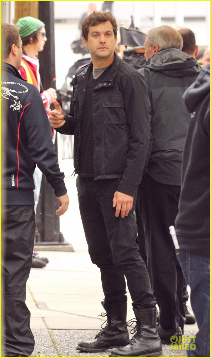 Joshua Jackson Stretches on 'Fringe' Set!: Photo 2739065 | Joshua ...