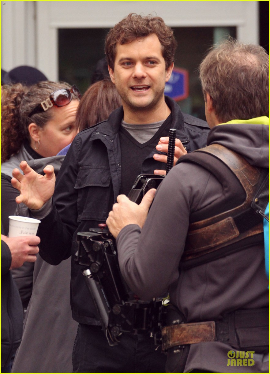 Joshua Jackson Stretches on 'Fringe' Set!: Photo 2739075 | Joshua ...