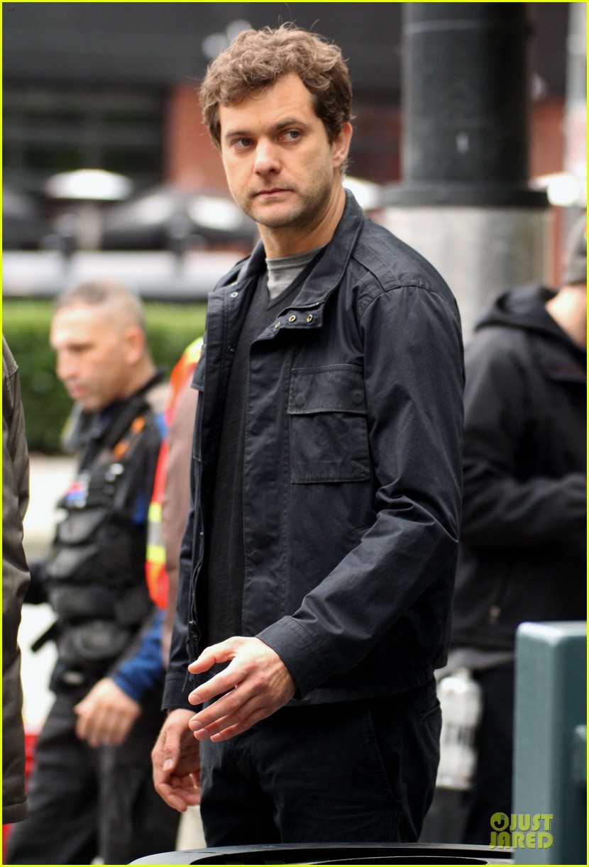 Joshua Jackson Stretches on 'Fringe' Set!: Photo 2739079 | Joshua ...