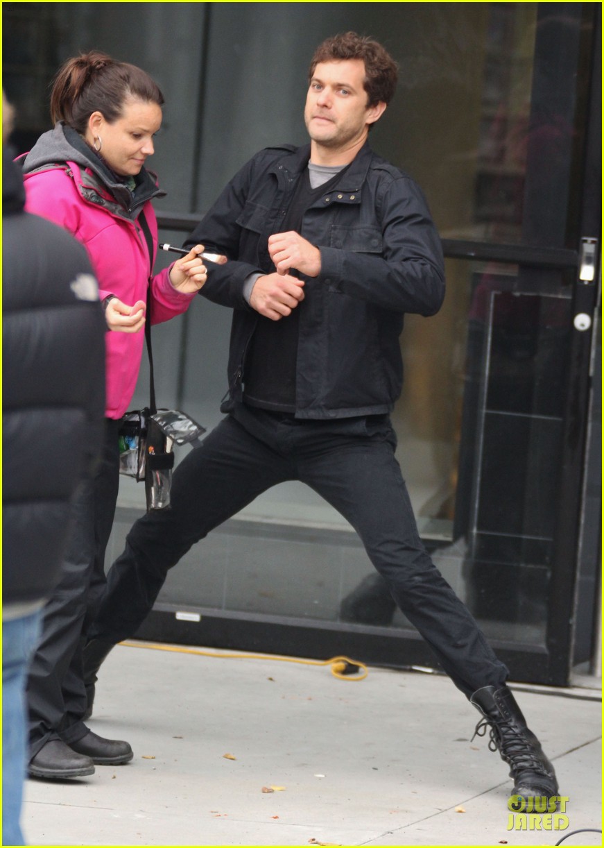 Joshua Jackson Stretches on 'Fringe' Set!: Photo 2739087 | Joshua ...
