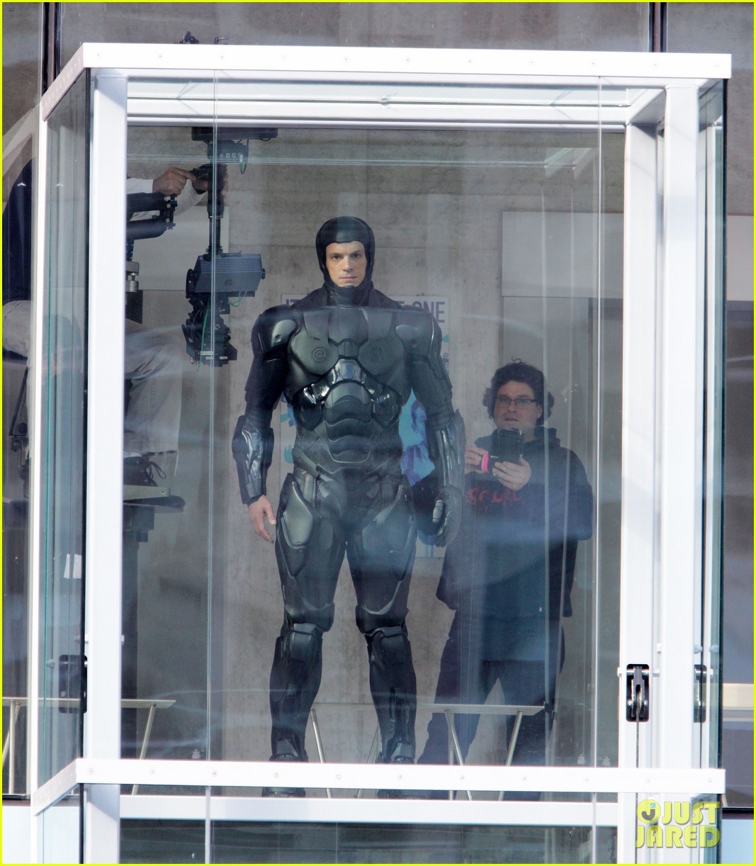 Joel Kinnaman: 'Robocop' Introduction Scene!: Photo 2734050 | Abbie ...