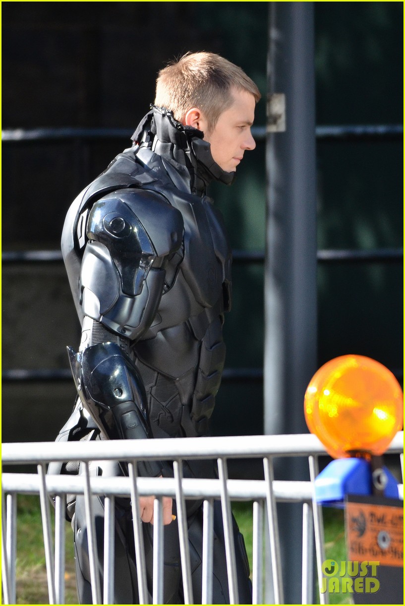 Joel Kinnaman: In Talks for Julian Assange Wikileaks Film?: Photo ...