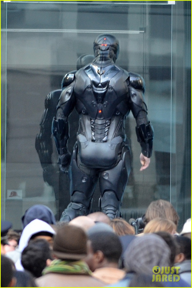 Joel Kinnaman: In Talks for Julian Assange Wikileaks Film?: Photo ...