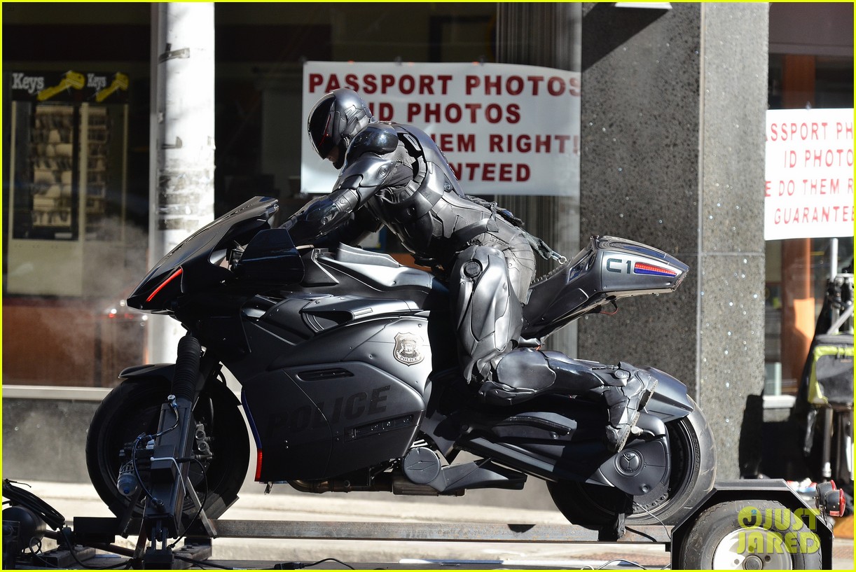Joel Kinnaman: 'Robocop' Motorcycle Scenes!: Photo 2742774 | Photos ...