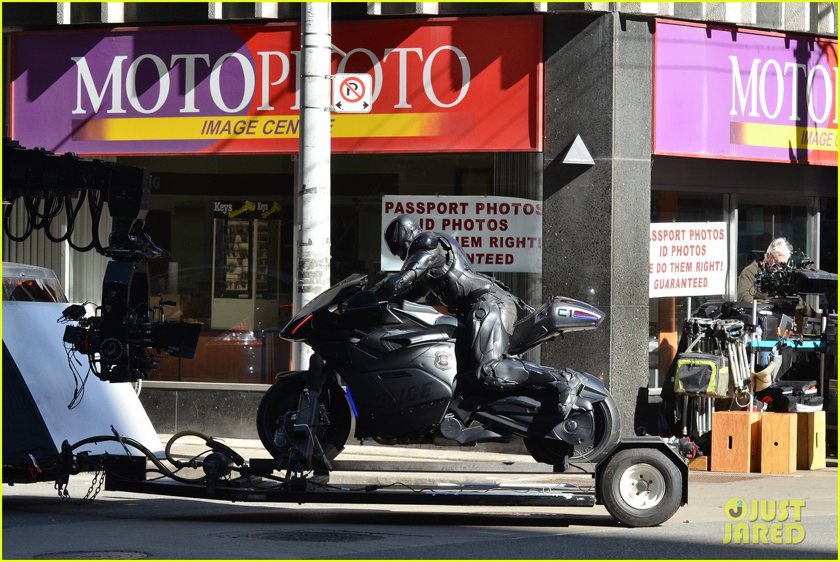 Joel Kinnaman: 'Robocop' Motorcycle Scenes!: Photo 2742775 | Photos ...