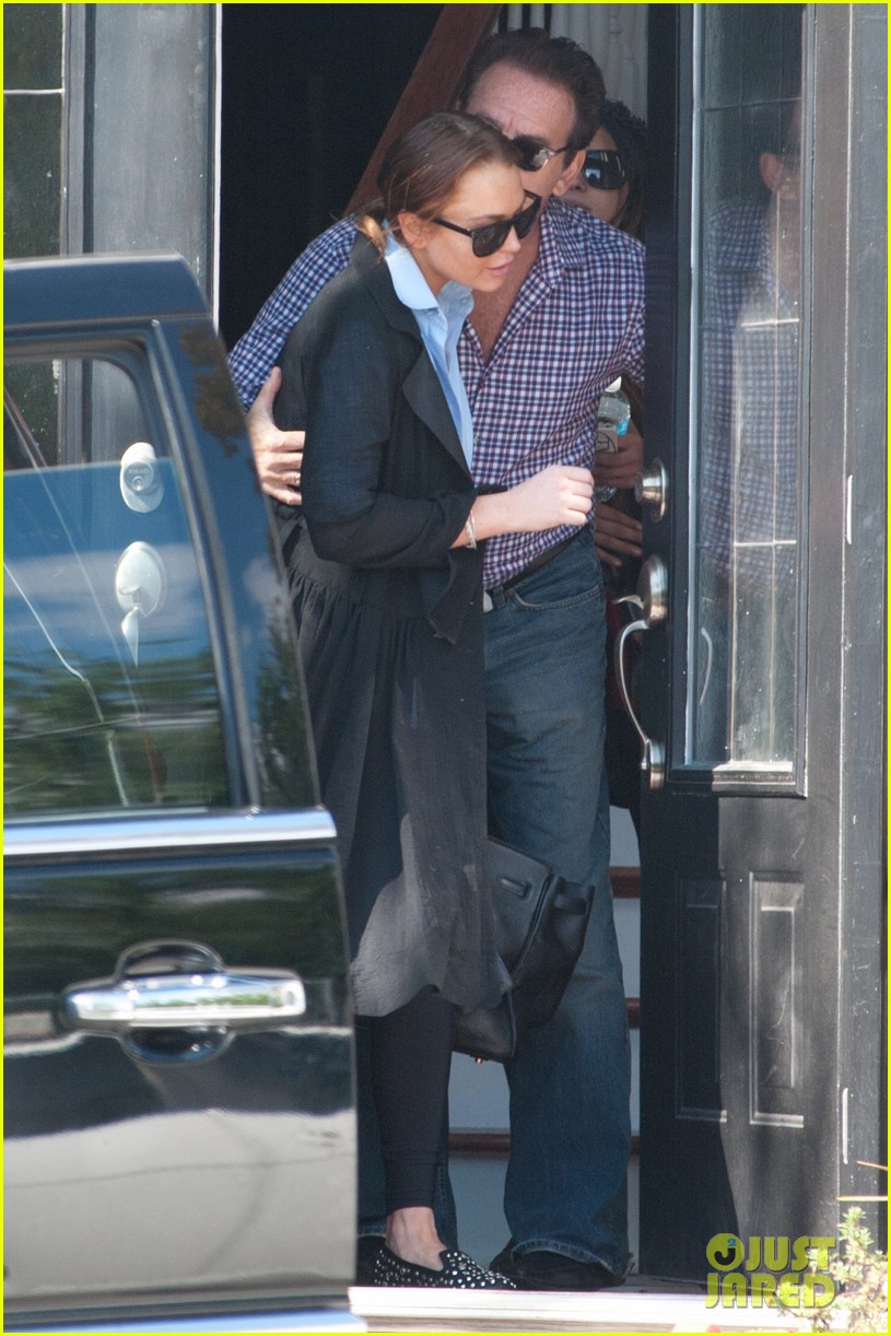 Lindsay Lohan Hugs Mom Dina After 'Huge Fight': Photo 2736085 | Dina ...