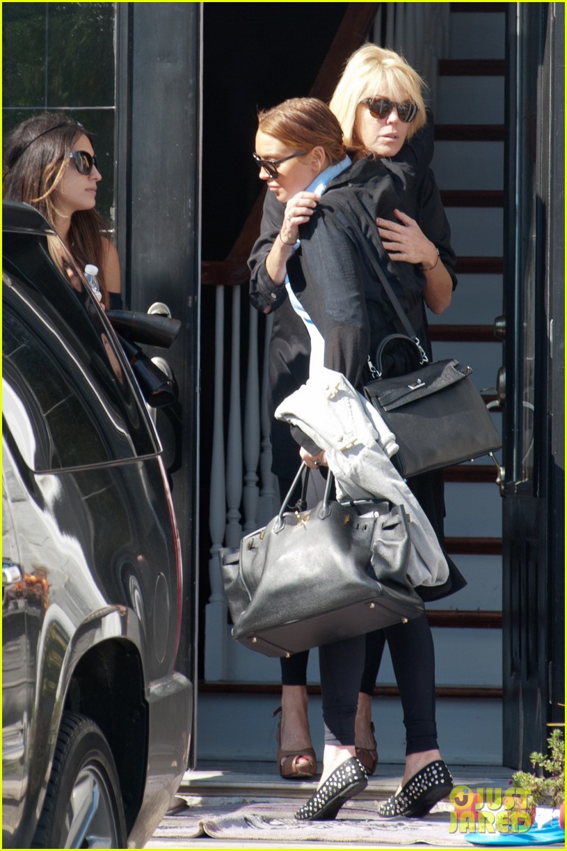 Lindsay Lohan Hugs Mom Dina After 'Huge Fight': Photo 2736094 | Dina ...