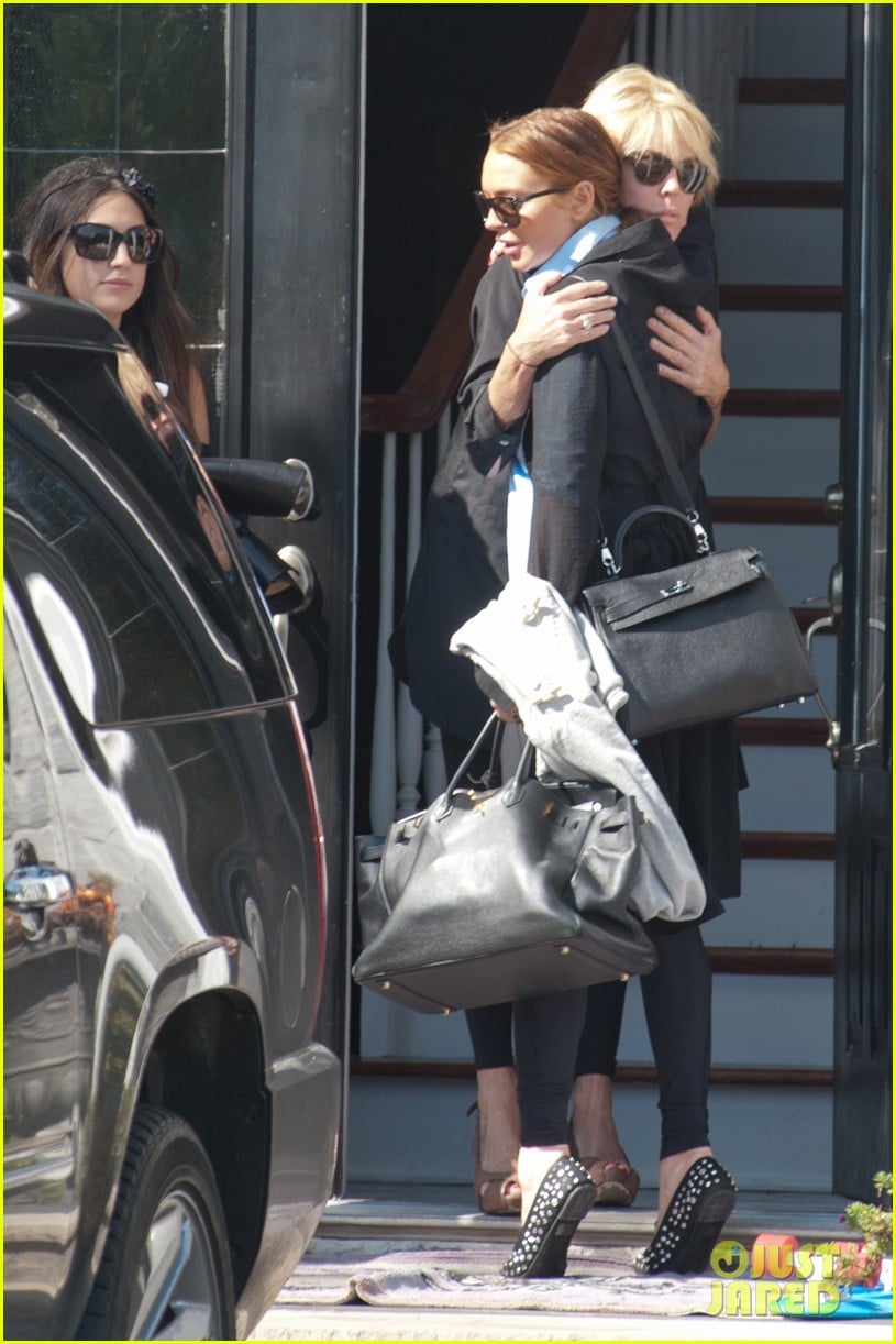 Lindsay Lohan Hugs Mom Dina After 'Huge Fight': Photo 2736096 | Dina ...