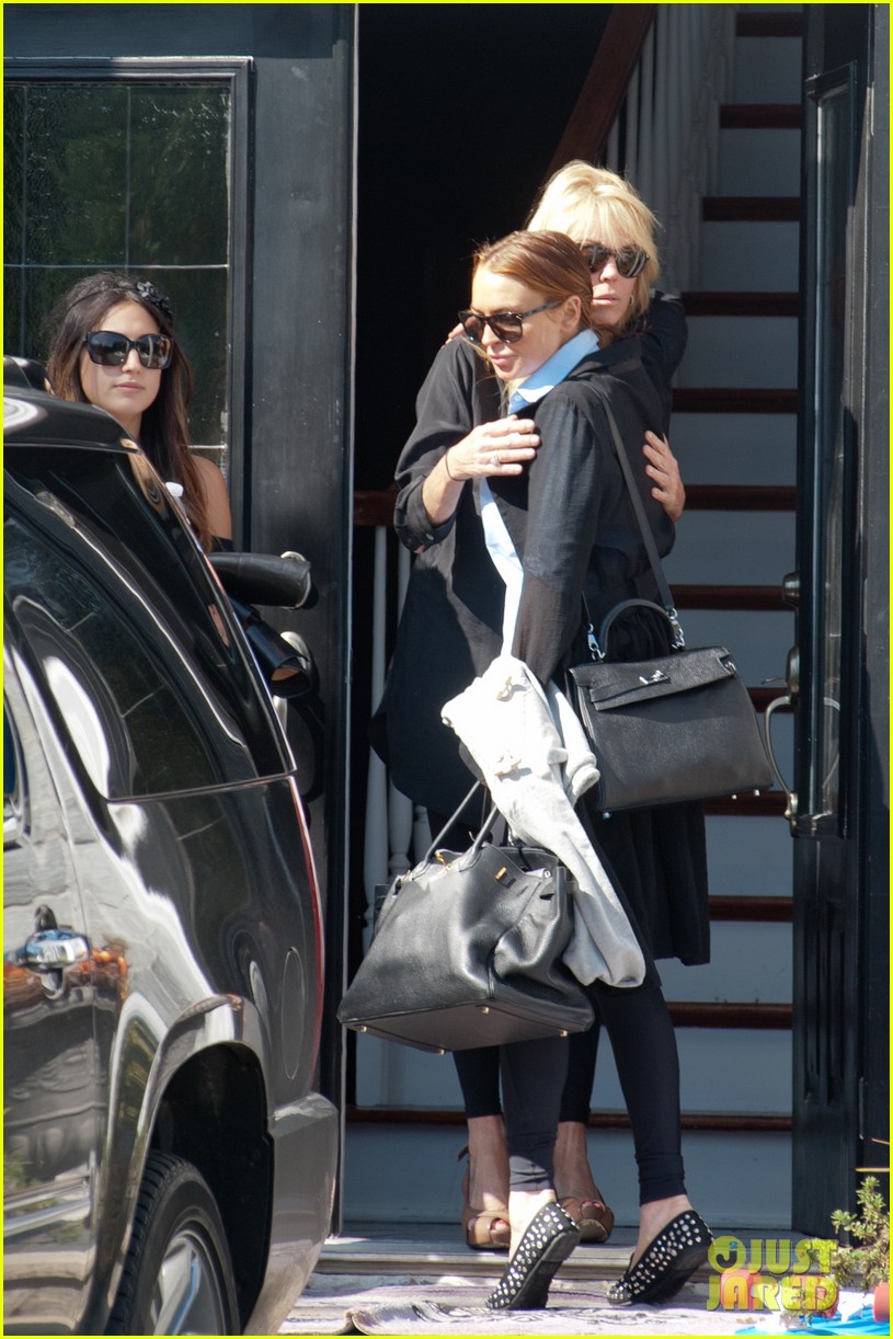 Lindsay Lohan Hugs Mom Dina After 'Huge Fight': Photo 2736099 | Dina ...