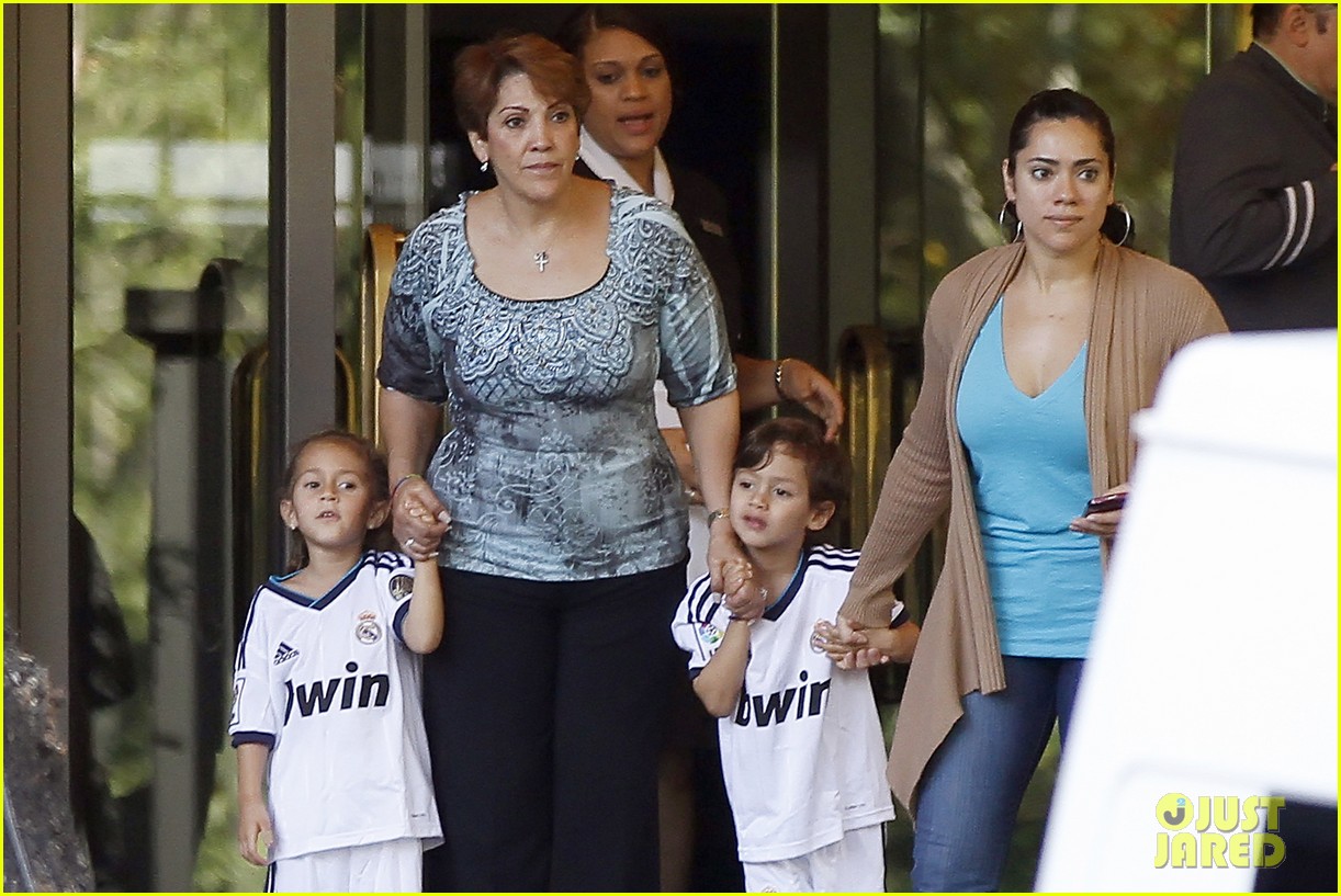 Jennifer Lopez, Max, & Emme: Hola Madrid!: Photo 2734493 | Casper Smart ...