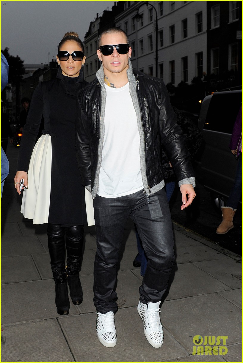 Jennifer Lopez: Wardrobe Malfunction During Concert!: Photo 2743563 ...