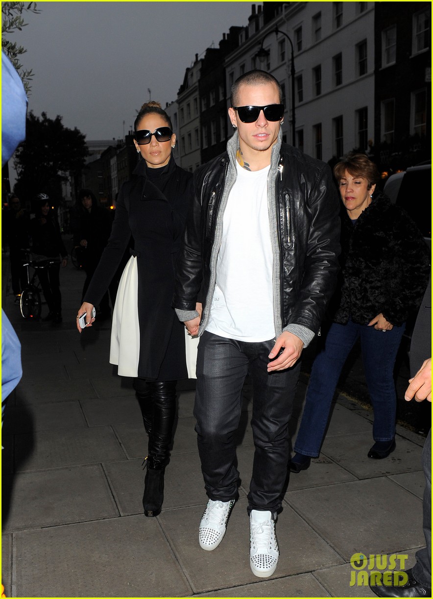 Jennifer Lopez: Wardrobe Malfunction During Concert!: Photo 2743565 ...