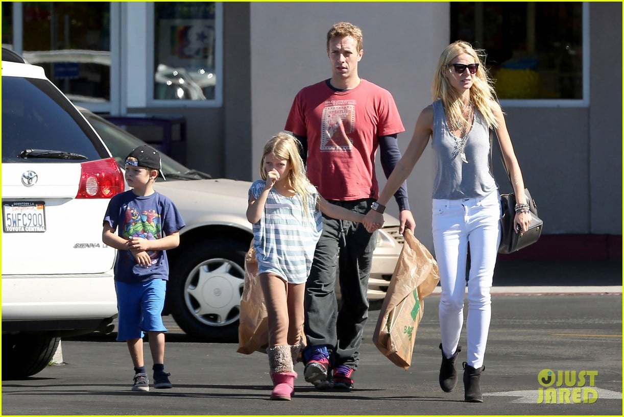 Gwyneth Paltrow & Chris Martin: Toys 'R' Us with the Kids!: Photo ...