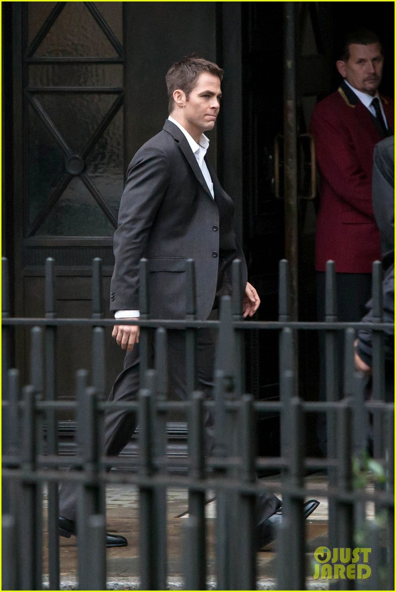 Chris Pine: 'Jack Ryan' On Set Pics!: Photo 2742017 | Chris Pine Photos ...