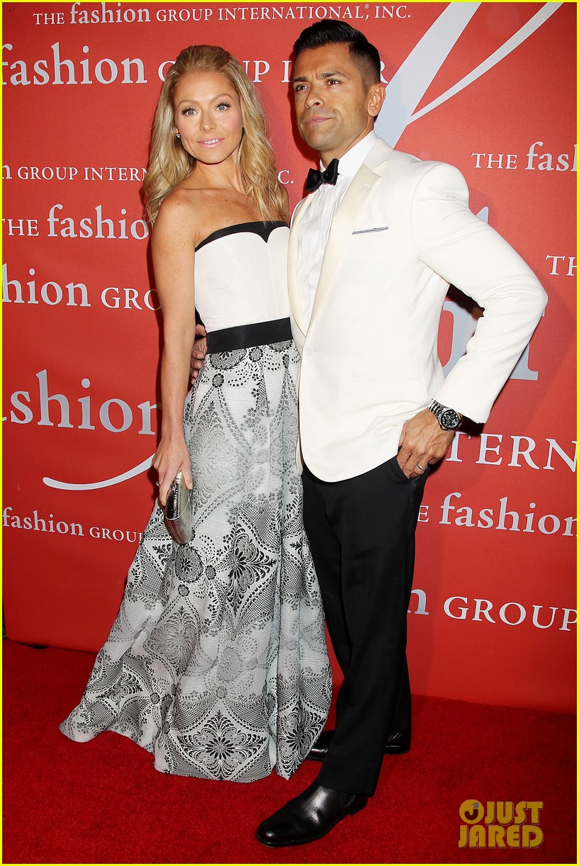 Renee Zellweger & Sarah Jessica Parker: Fashion Group's Night of Stars ...