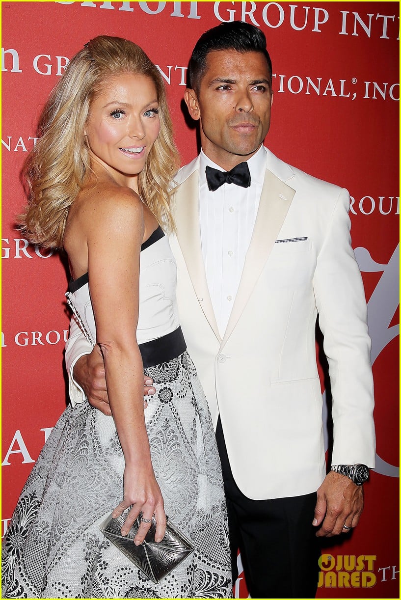 Renee Zellweger & Sarah Jessica Parker: Fashion Group's Night of Stars ...