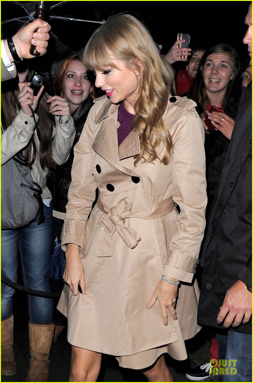 Taylor Swift: 'X Factor' Spectator at Wembley Stadium!: Photo 2733787 ...
