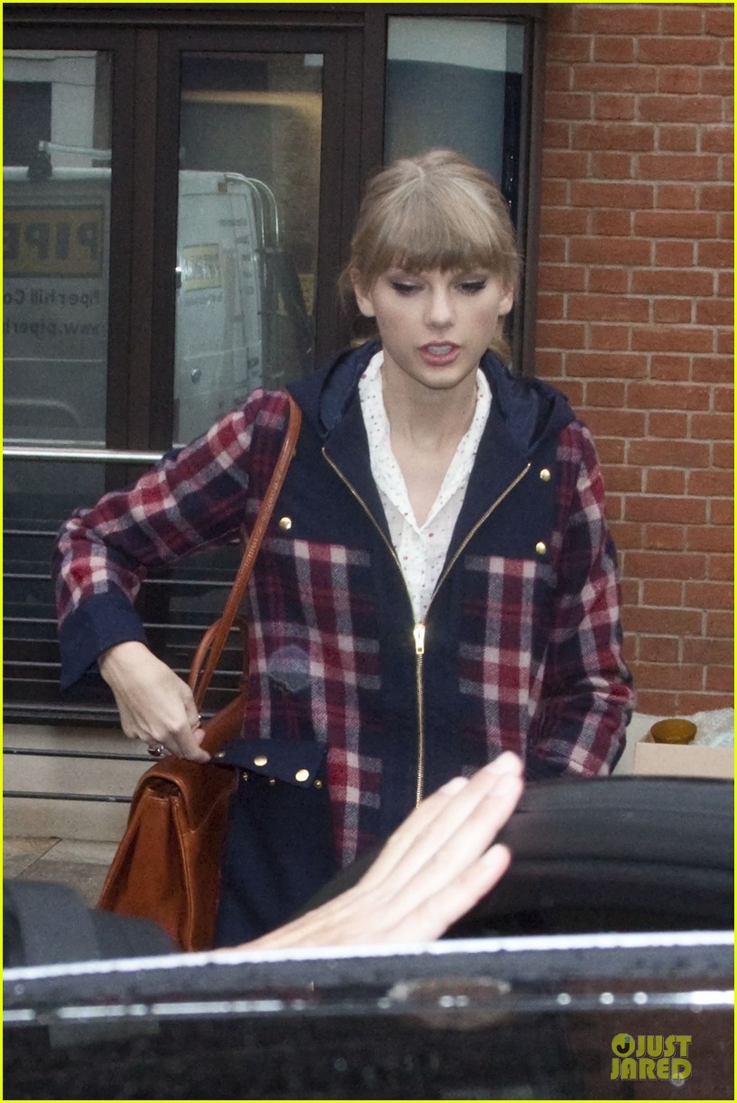 Taylor Swift: 'X Factor' Spectator at Wembley Stadium!: Photo 2733790 ...