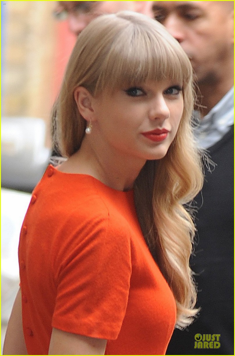 Taylor Swift: 'X Factor' Spectator at Wembley Stadium!: Photo 2733797 ...