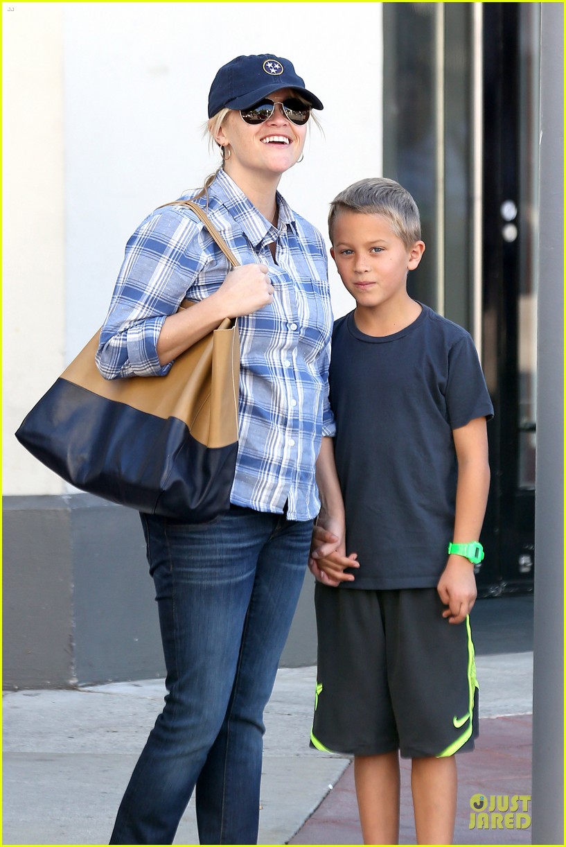 Reese Witherspoon: Soccer Saturday with Deacon!: Photo 2746309 ...